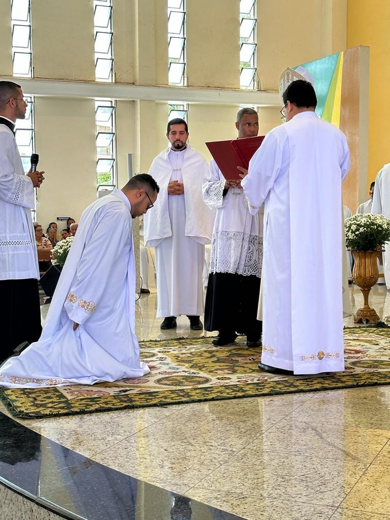 Ordenação Diaconal de Anderson Alves da Rocha | Diocese de Guanhães
